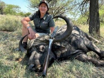 cape buffalo attacks hunter